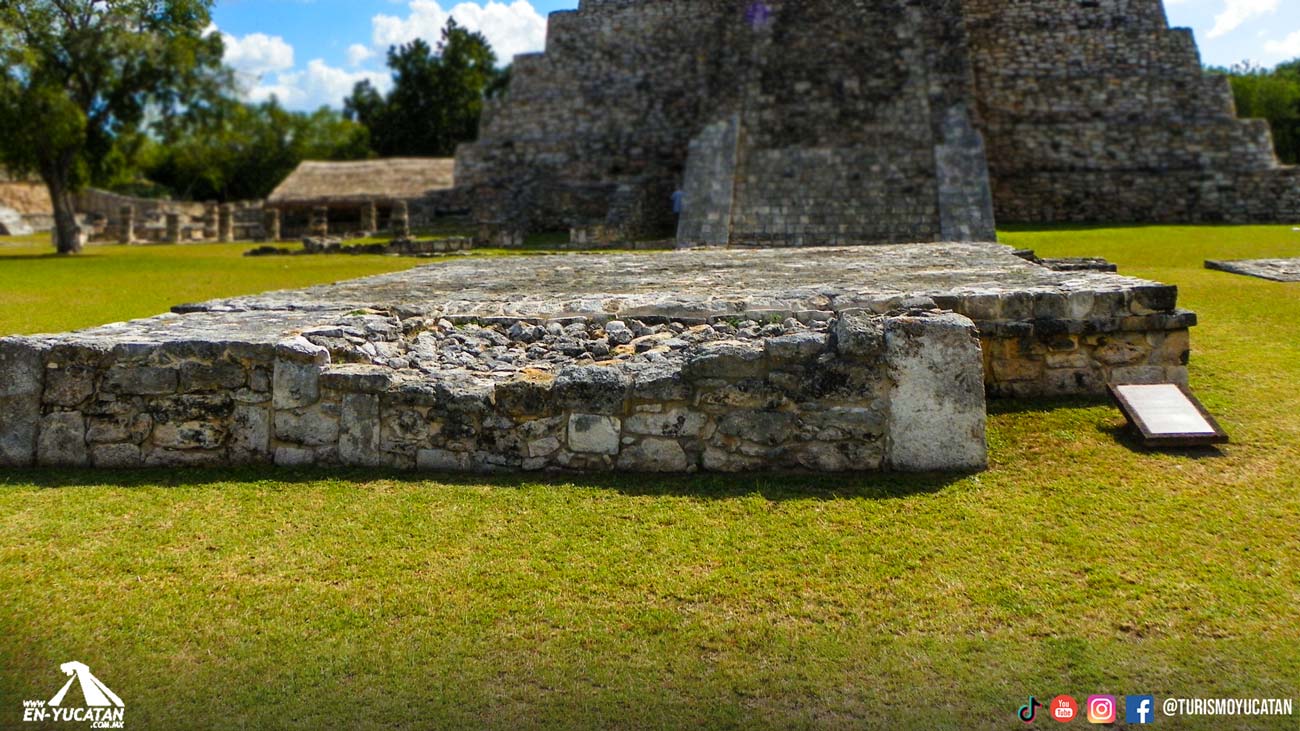 Sanctuaries, Altars and Platforms in Mayapan Mayan Ruins